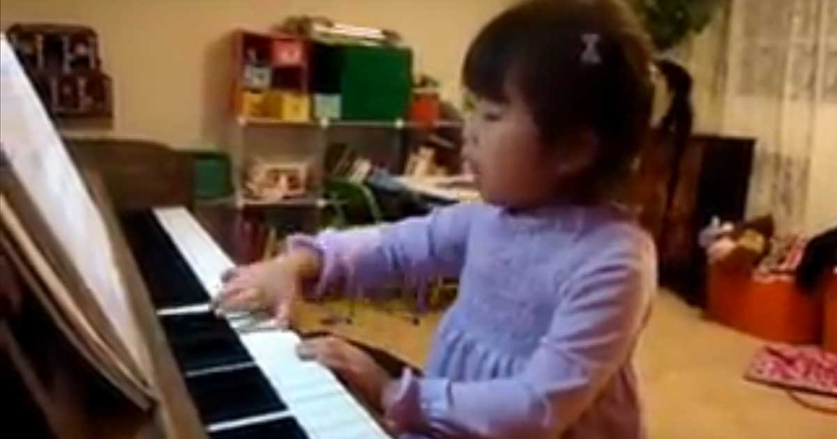 4-Year-Old Girl Plays Piano and Sings ‘I Love You Lord’ | Christian ...