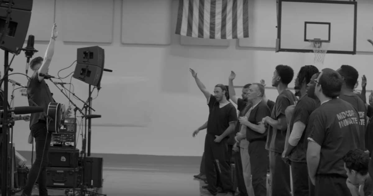 Watch: Zach Williams Powerfully Sings ‘No Longer Slaves’ In Harding ...