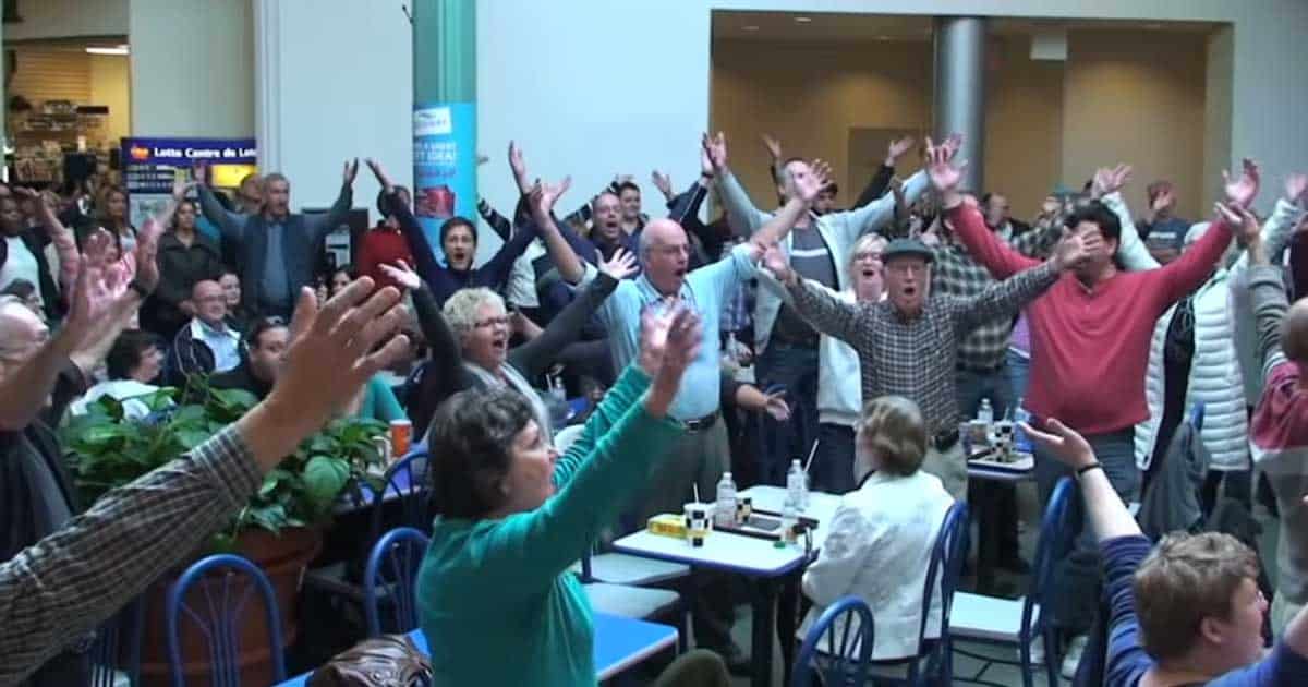 Christmas Flash Mob Enthralls Diners At Food Court With Hallelujah ...