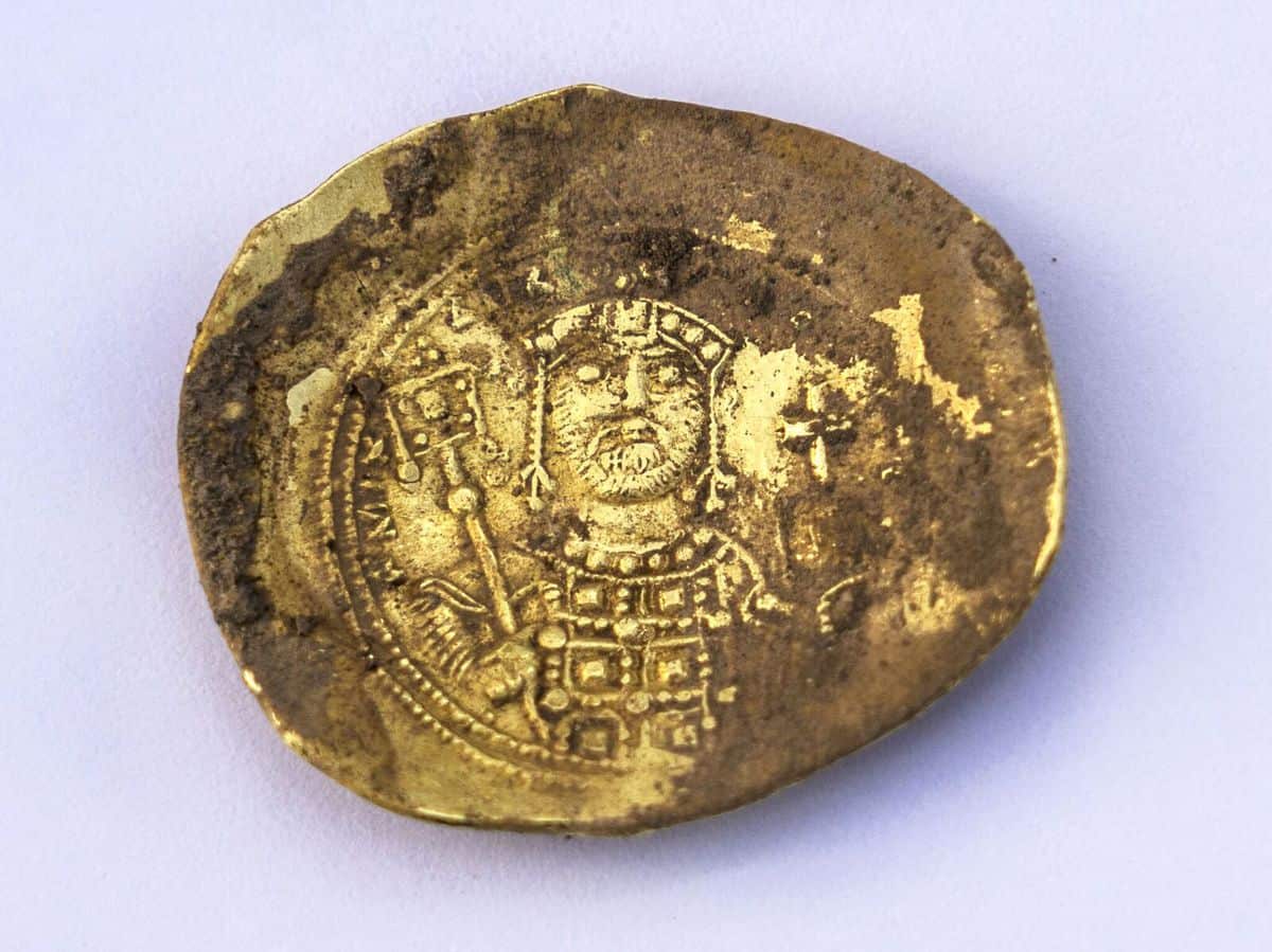 Rare Crusader Era Gold Cache Discovered in Port of Caesarea | Christian ...