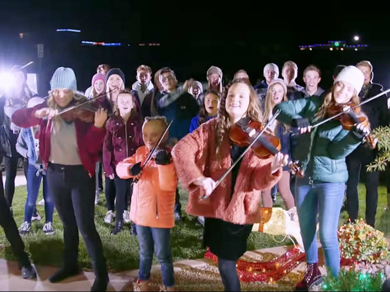 Epic Christmas Caroling Flash Mob Caught Neighborhood Off-Guard ...