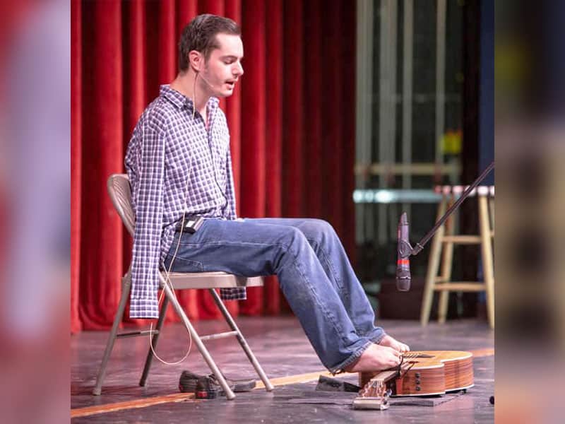 Man Born Without Arms Stunningly Plays Worship Music With His Feet ...