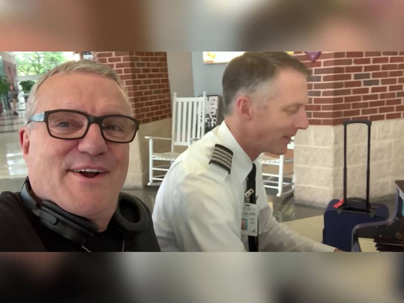 Mark Lowry And Pilot Gives Incredible Impromptu Performance At Airport ...