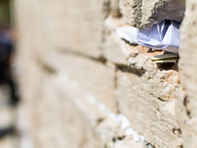 What Happens To The Prayer Notes Inserted In Jerusalem's Western Wall ...