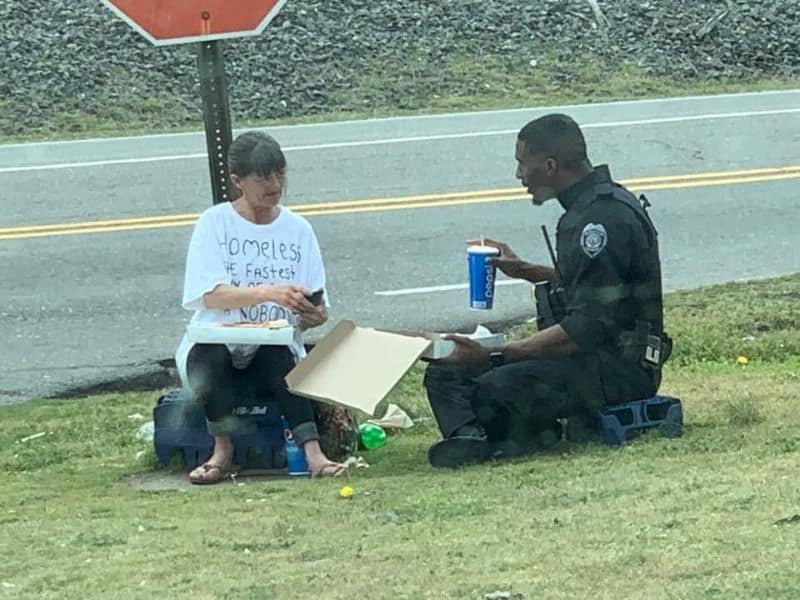 Police Officer Warms Hearts As He Spends His Lunch Break With Homeless ...