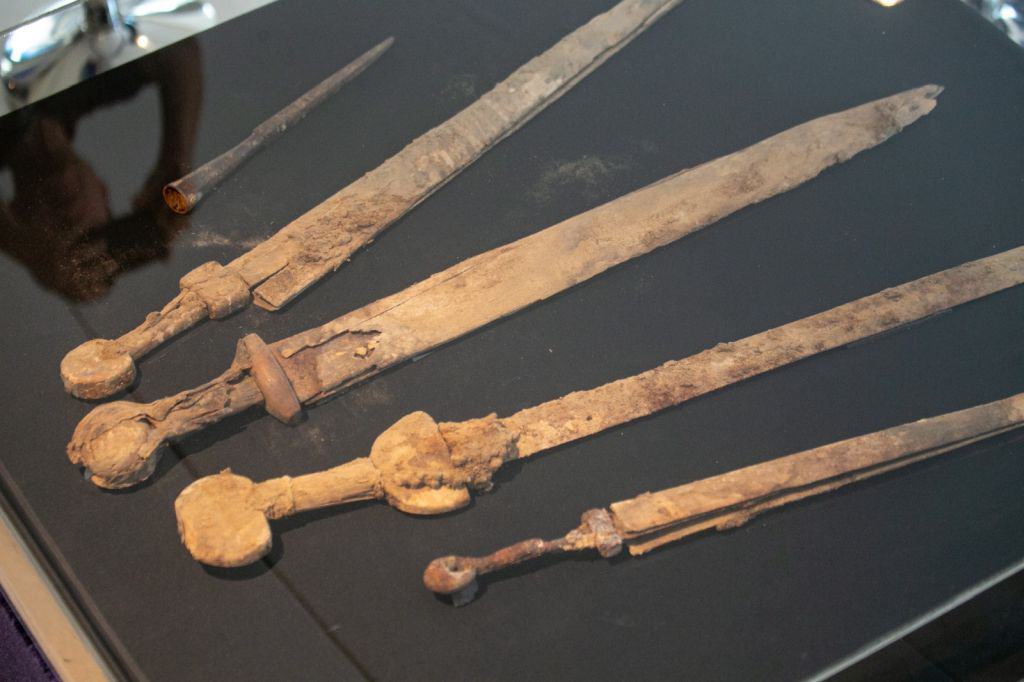 1,900 Year-Old Roman-Era Swords From the Jewish Revolt Unveiled ...